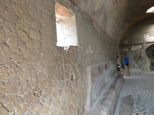 VI.1, Herculaneum. March 2014. Looking south along west wall in ...